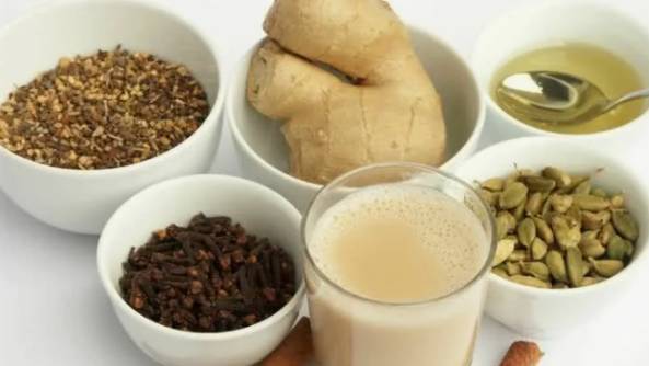 Молоко горячее соевое со специями.