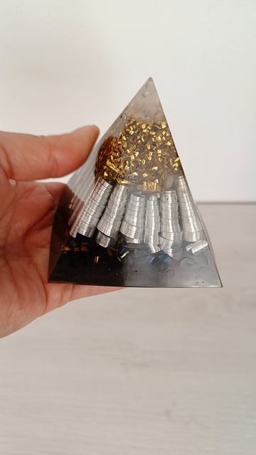 Пирамида оргонит 8 х 8 х 8 см с розовым кварцем