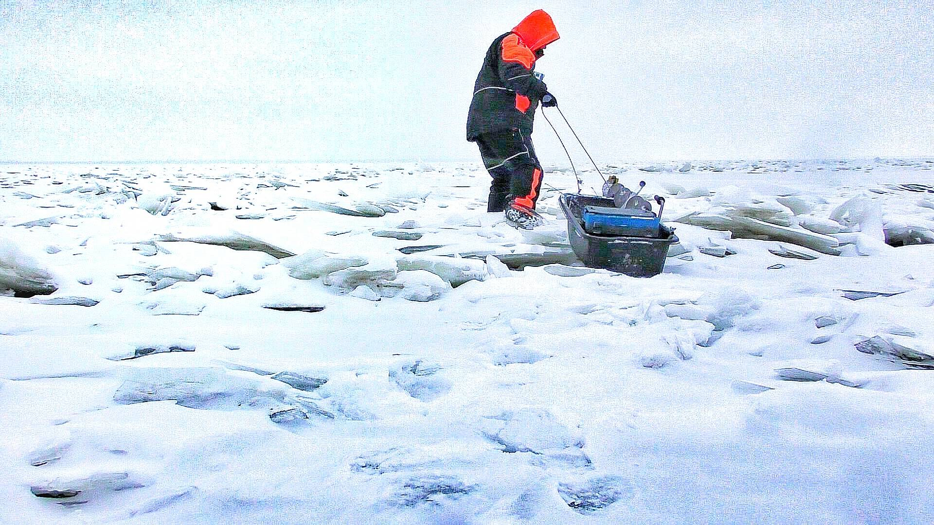 ЗАБРАЛИСЬ НА ТОРОСНОЕ ПОЛЕ И...! СИГИ, МАЙНЫ, СЕТИ!!! Рыбалка по первому льду 2025-2026г.