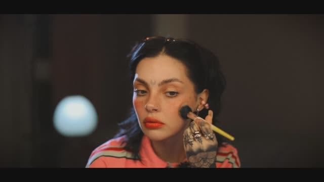 КРАШУСЬ ПАЛЕНОЙ КОСМЕТИКОЙ