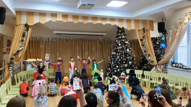 Танец Буратино на новогоднем утреннике