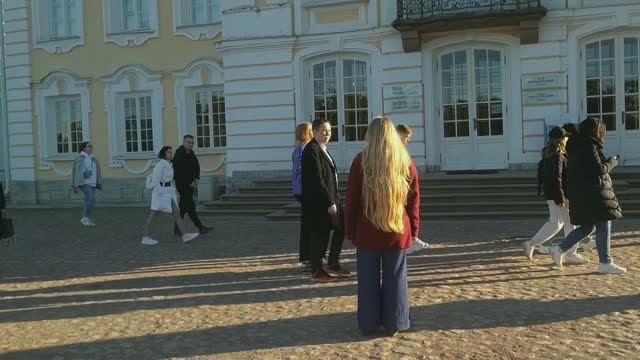 песня "Я иду!"  композитор - исполнитель Алина Герц. Инструментальной музыка и хороший вокал.