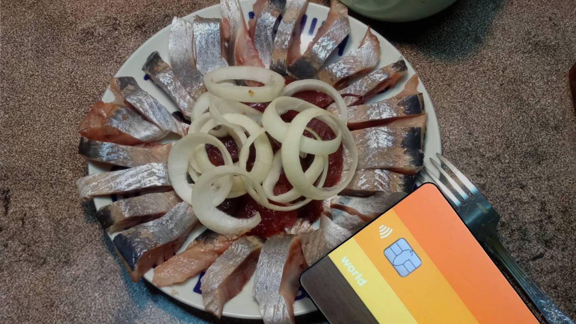 Должник по кредиту, у которого даже на нож денег не осталось, показал как разделать селедку с икрой