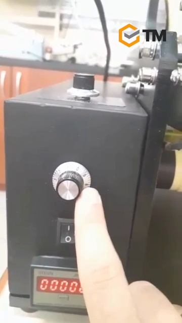 Полуавтоматический отделитель этикеток (с датером) HL-102. Видео работы оборудования.