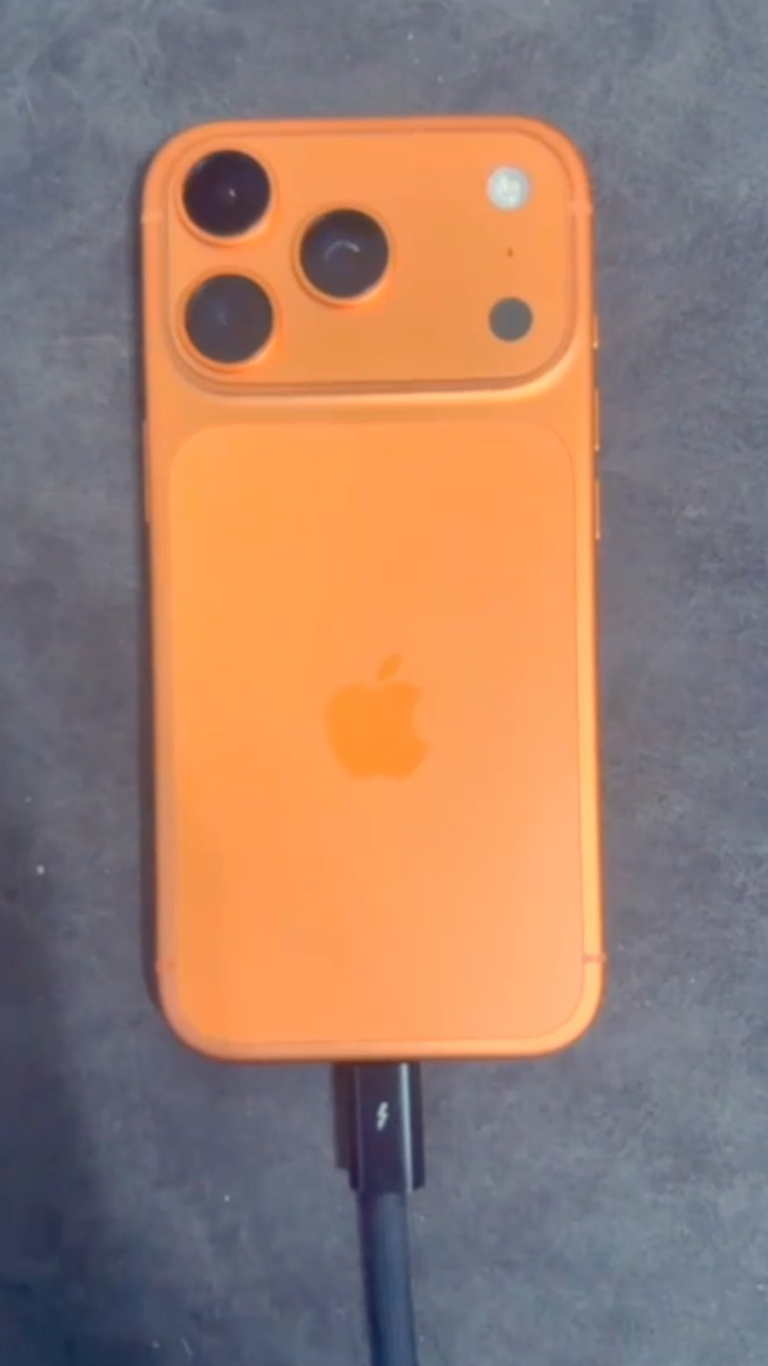 Какой Wallet case поставить на iPhone 17 Pro Cosmic Orange?