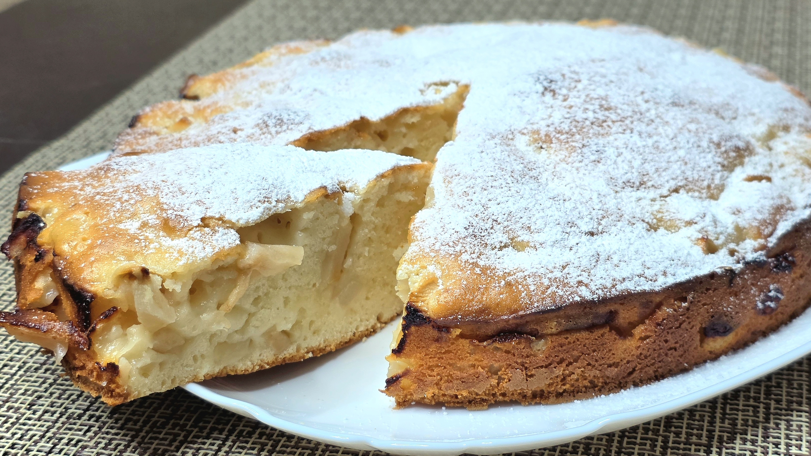 Супер вкусный яблочный пирог. Можно готовить с любой ягодой.