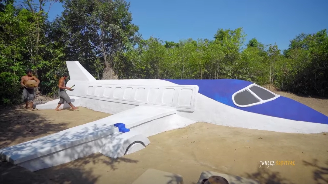Построили Боинг в джунглях за 36 дней.