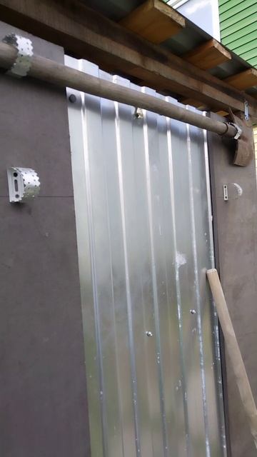 Щит для инвентаря из хлама