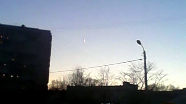 В небе что-то висит. НЛО?
