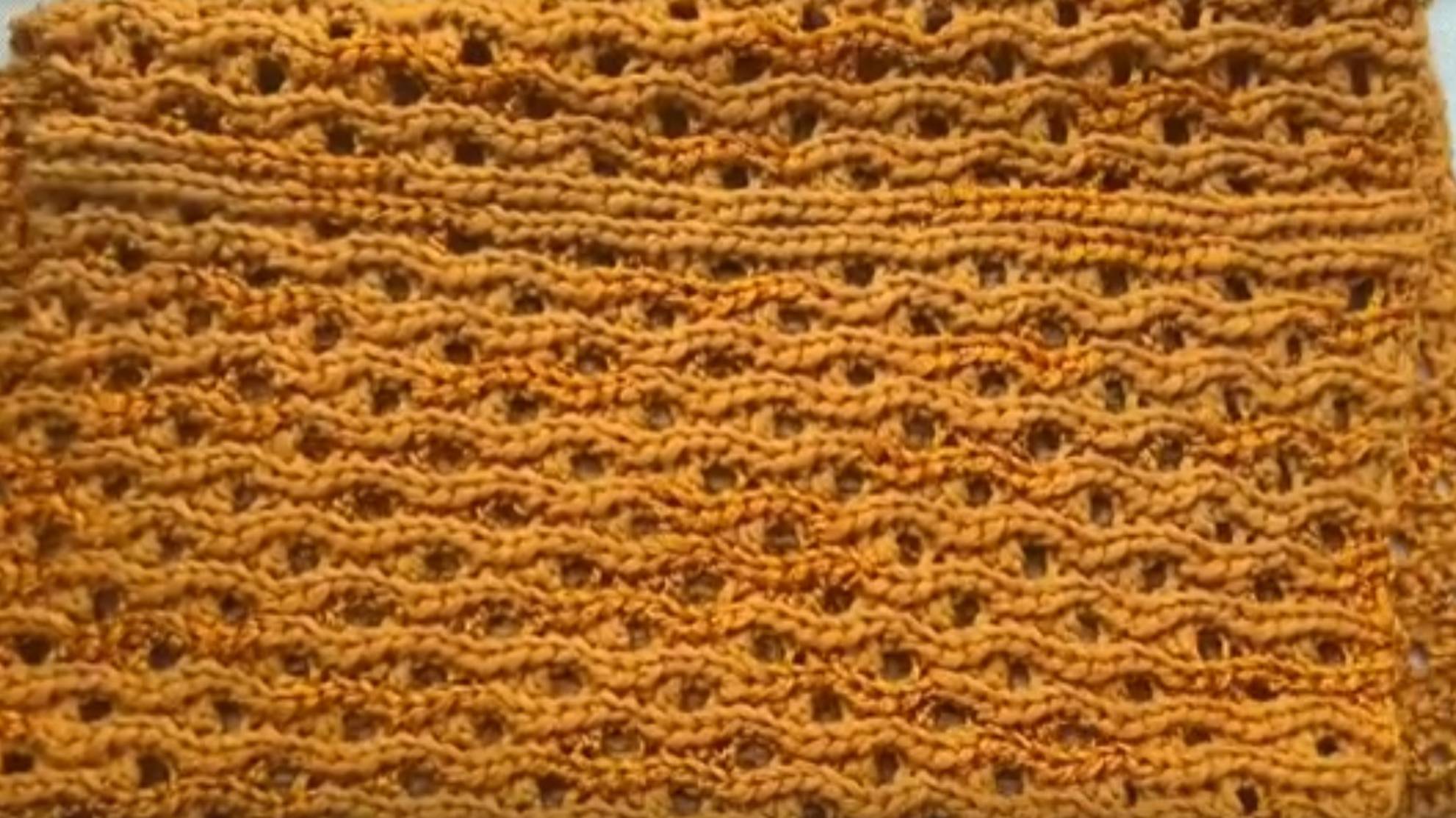 Топ крючком волнистым узором