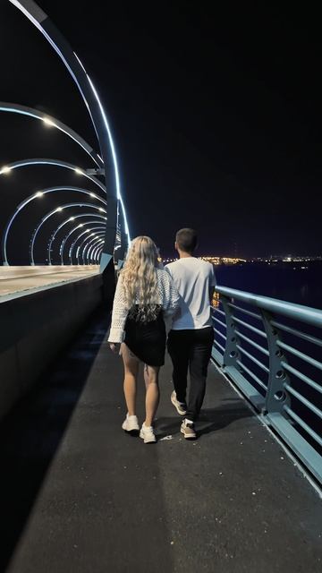 По ночному городу...