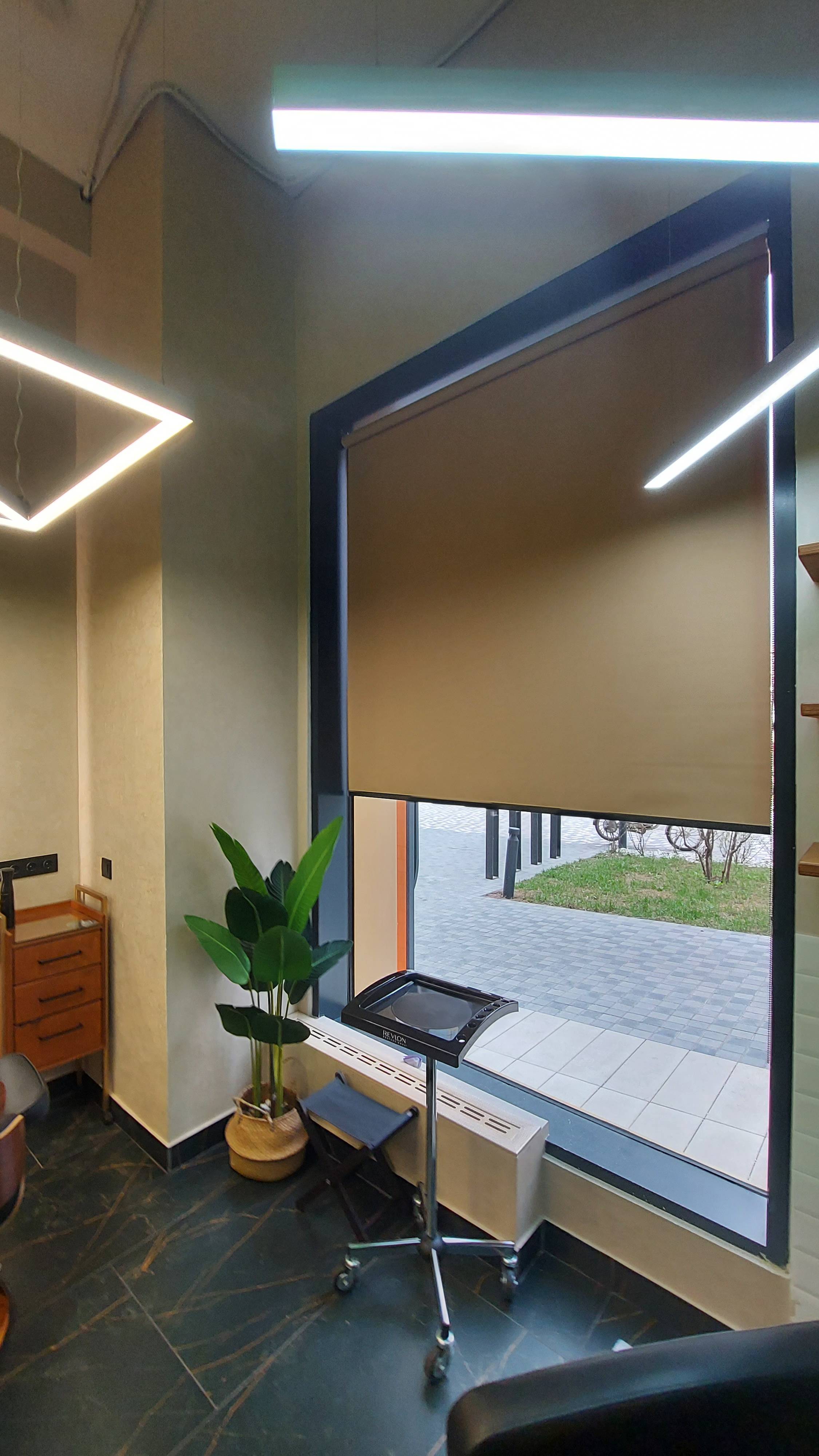 Свободновисящая рулонная штора Люкс Премиум. Ткань Респект блэкаут темно-бежевый. Салон красоты Soda