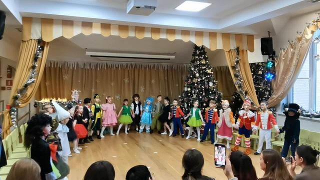 Новогодняя песня в подготовительной группе "Новый год настает"