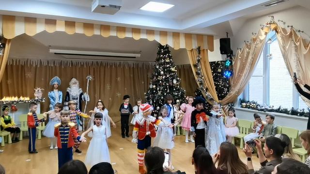 Вальс "Падает снег". Красивый новогодний парный танец в подготовительной группе.