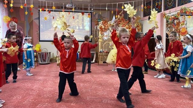 Танец "Листопад". Группа №10 "Солнечные зайчики"