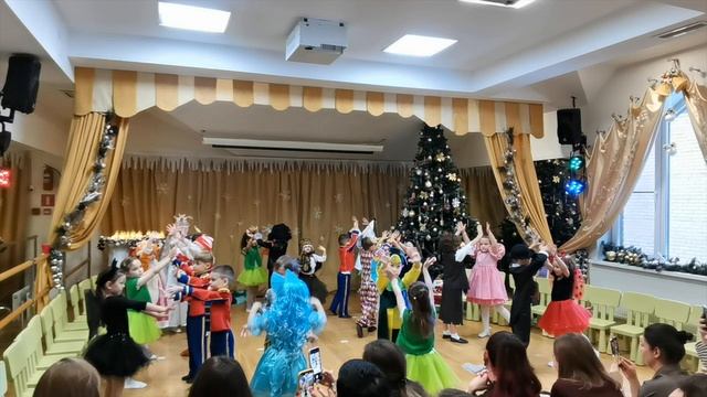 Вход на новогодний утренник Зимняя сказка Евтодьевой.