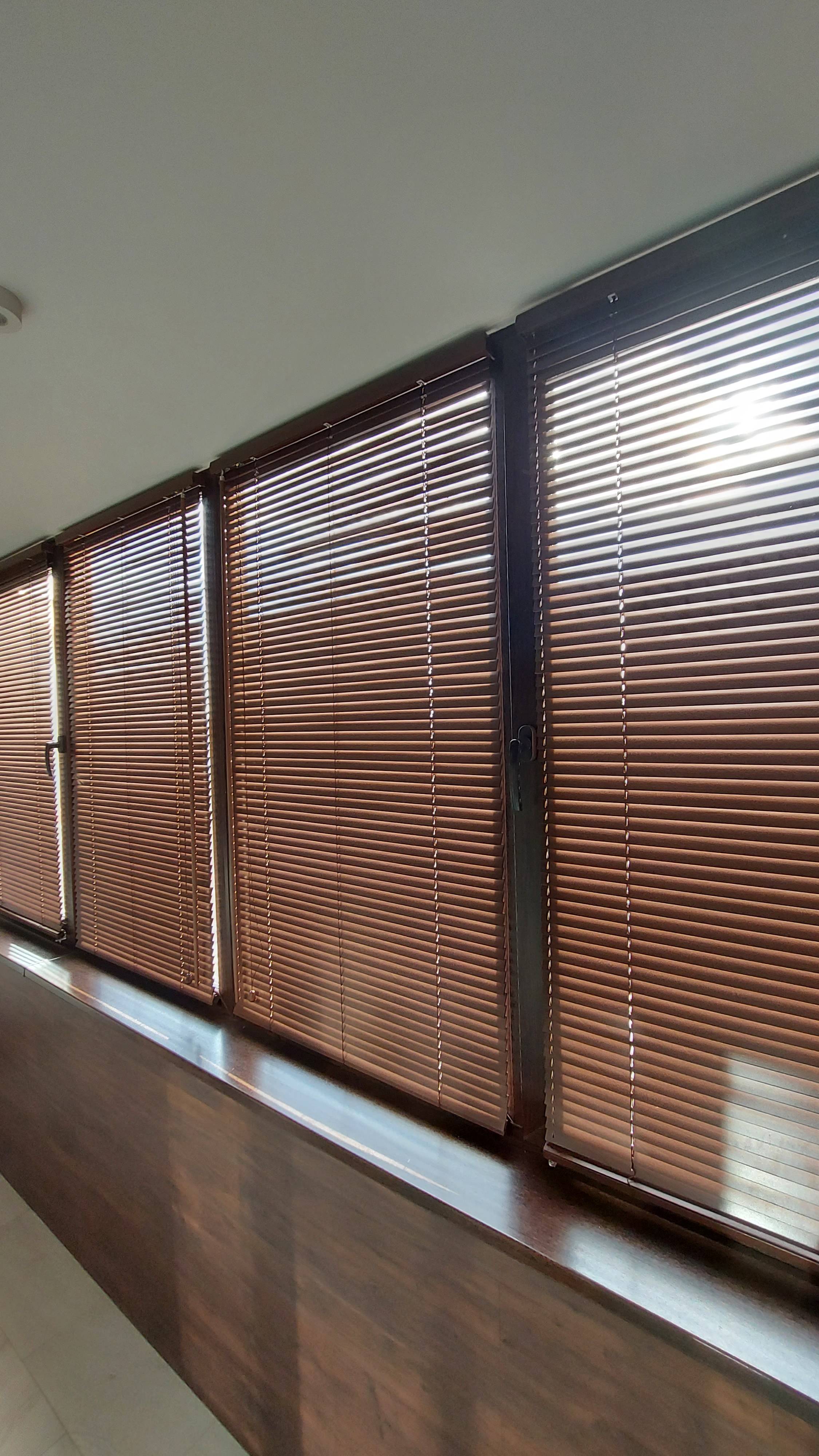 Горизонтальные деревянные жалюзи 25мм. Цвет Орех. Монтаж на створку.