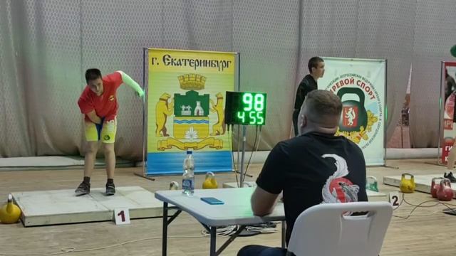 💪14-летний гиревик Николай Борисов - Рывок 10 минут одной рукой, потому что вторая - в гипсе!
