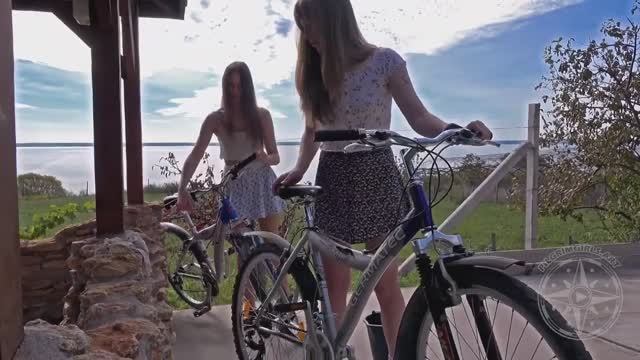Девочки и велосипеды