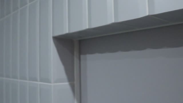 Облицовка санузла маленькой плиткой своими руками. #Ремонт#ванна #СвоимиРуками