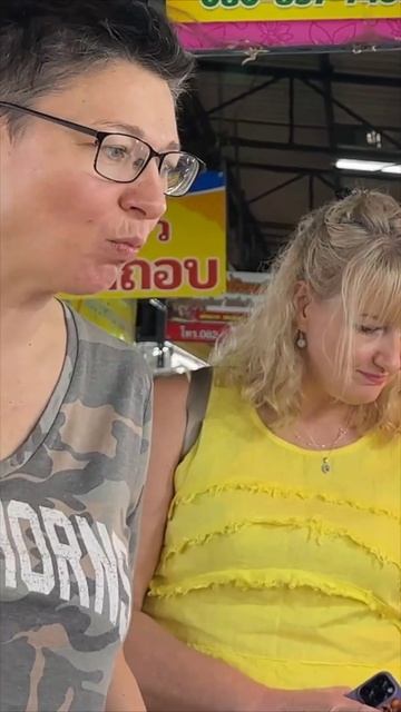 Север Таиланда славится не только храмами и слонами, но и… колбасой! 🌶️