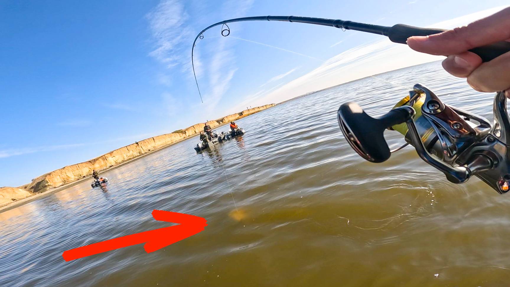 ВОКРУГ РЫБАКИ ЗАСТЫЛИ и ЖДАЛИ ИСХОД БОРЬБЫ. Рыбалка на спиннинг в 2025