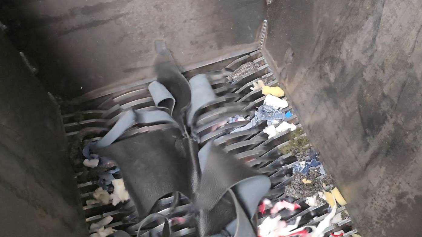 Измельчение натуральной кожи на шредере ИШМ-220-500