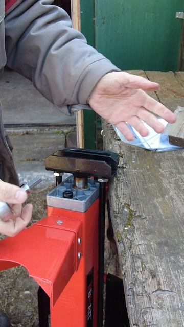 Нужна ли высокая подставка для гидравлического дровокола? Брёвна распилены по пятьдесят сантиметров