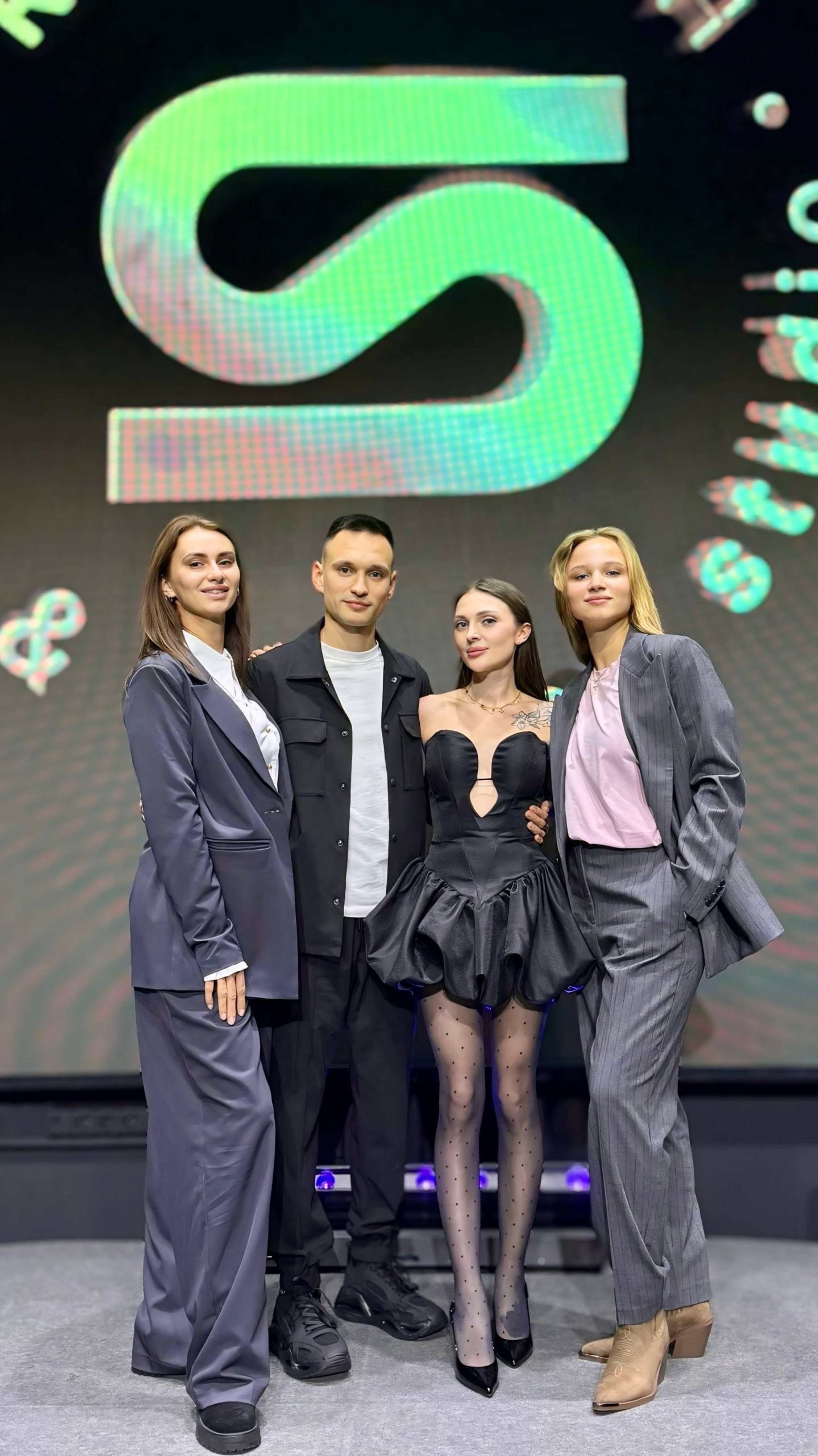 Сильные личности создают команду. Сильная команда создаёт историю.