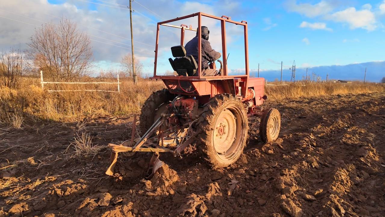 Осенняя вспашка огорода! Земля промерзла! Т-25 Владимерец в деле!