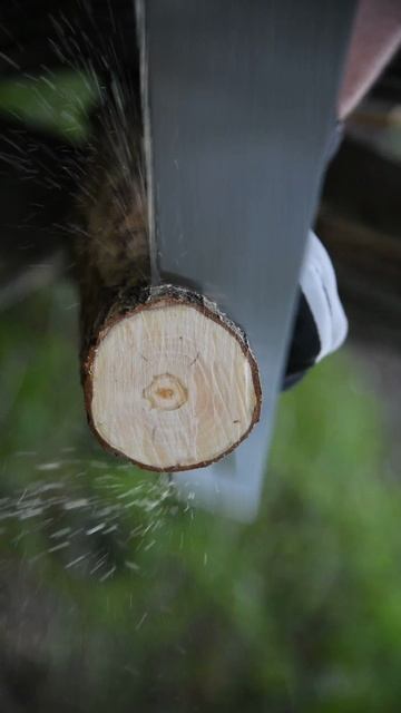 Простая пила - ножовка. Пилим восемь сантиметров.