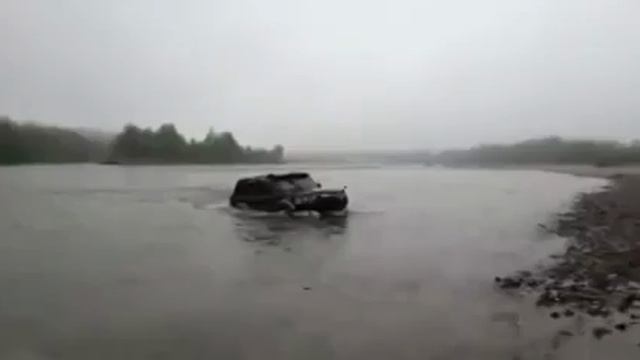 вплавь на land cruiser 80 по реке, знаменитое видео, не моё!