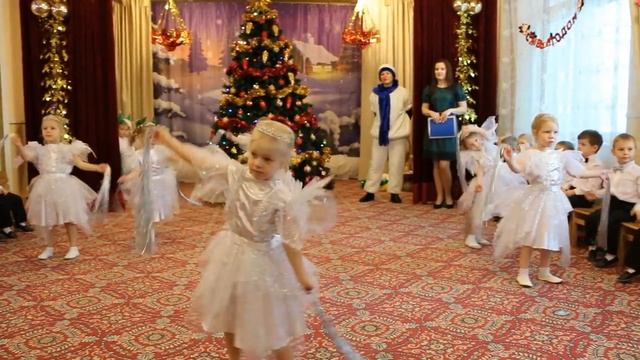 Снежинки. Новогодний танец во второй младшей группе.