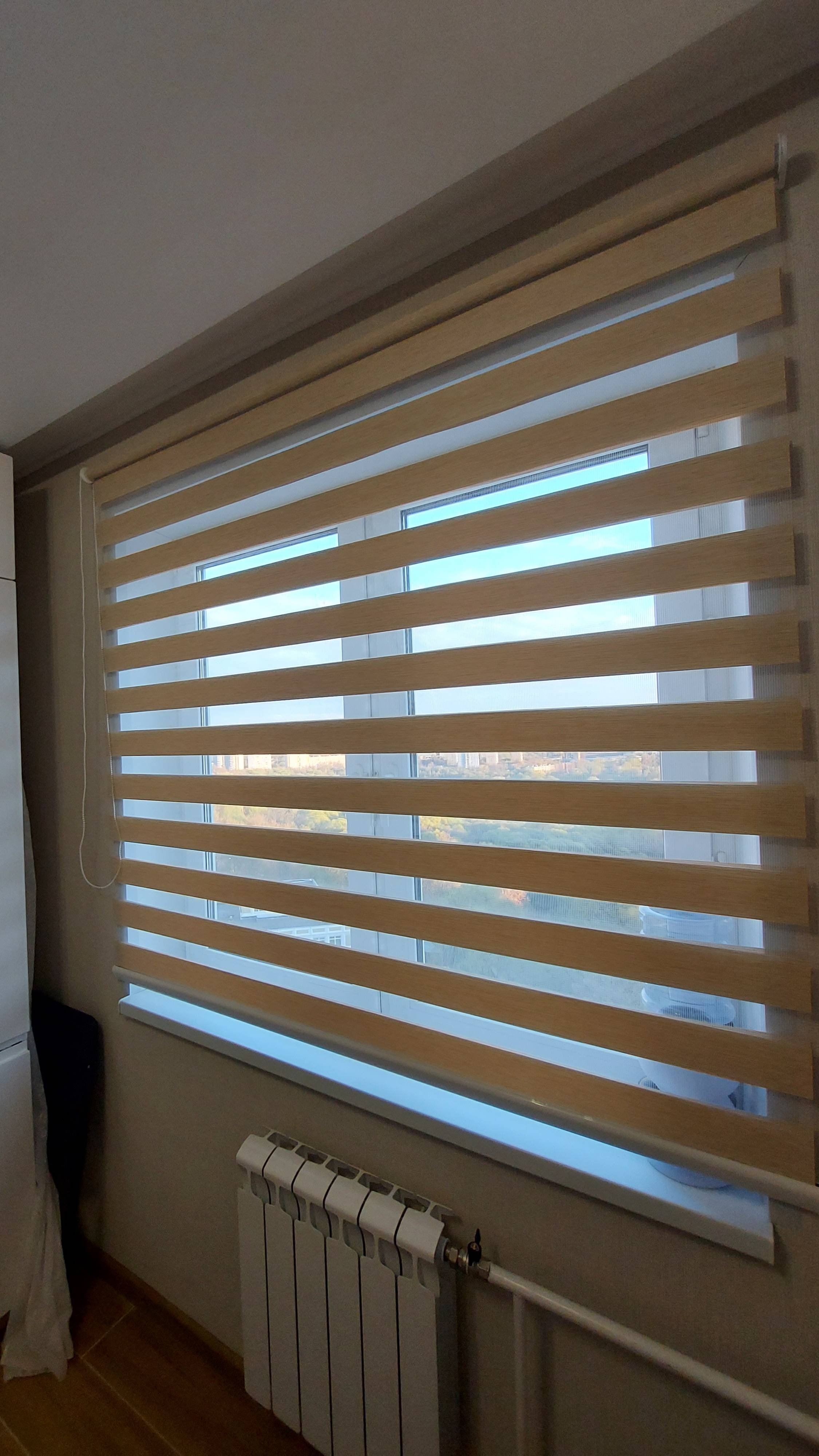 Свободновисящая рулонные штора День-ночь. Ткань Палермо 13. Монтаж на проем.