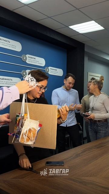 Мы устроили для коллег необычный челлендж: нужно перерезать нитку… но при этом не видеть приз! 🎯🍫