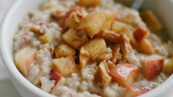 Овсянка с яблоками.