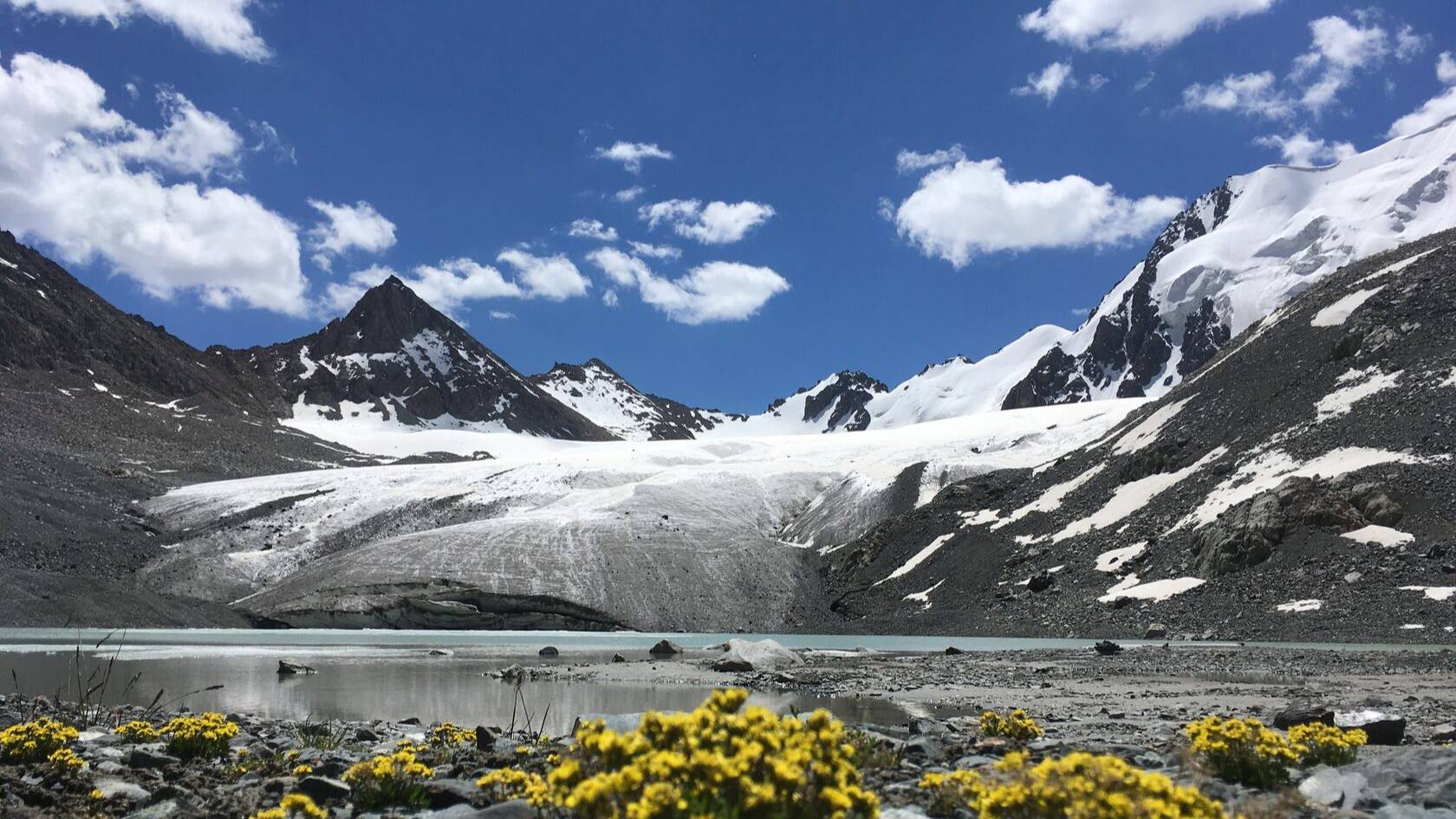 горы Тянь Шань у подножия