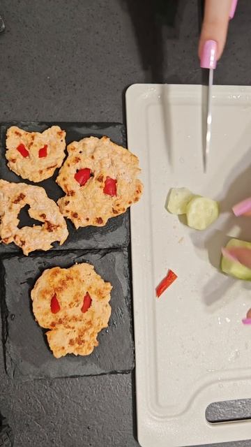 🎃✨ #пп закуски на хэллоуин - куриные котлеты в виде монстров с овощами #shorts