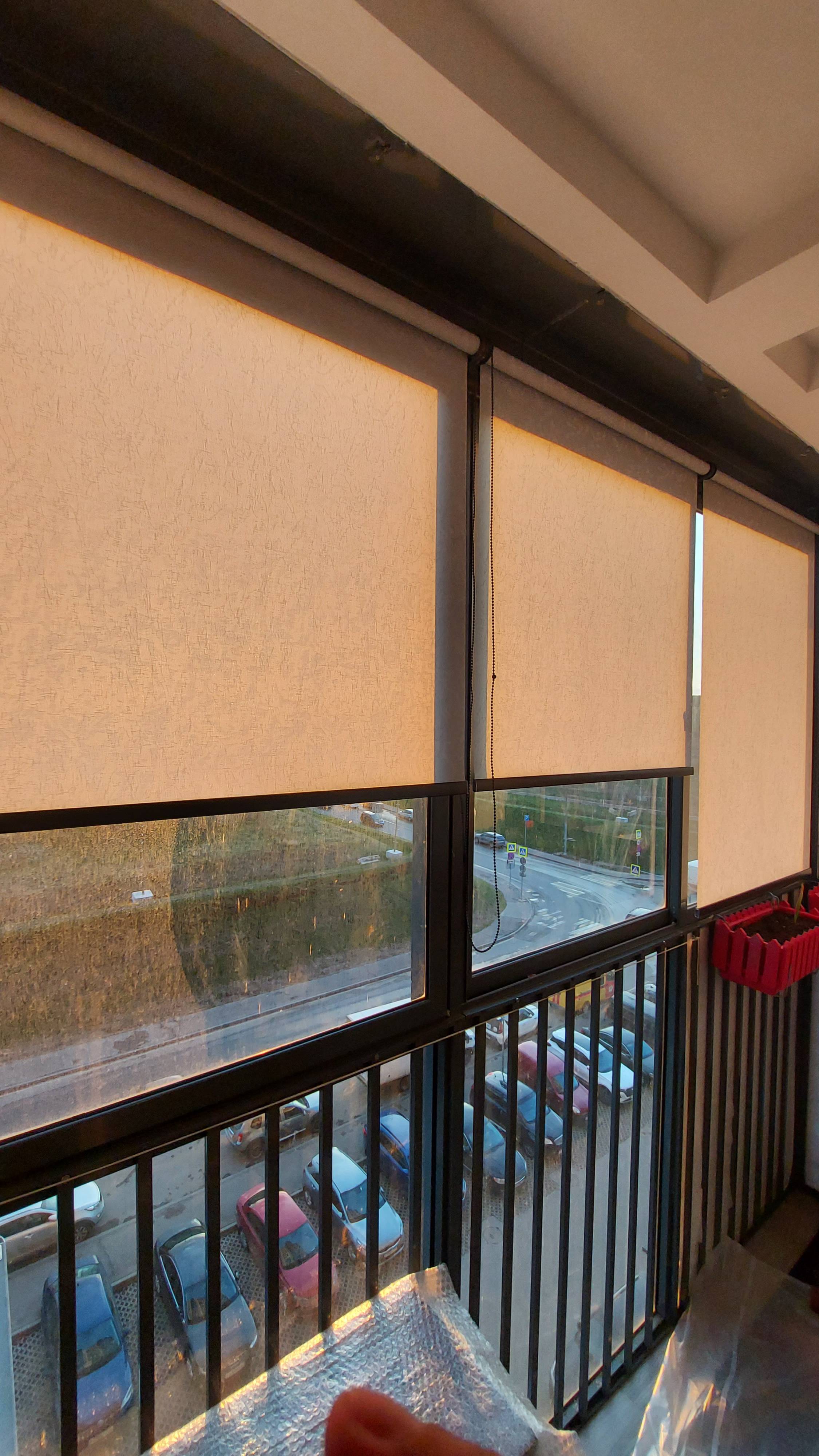 Рулонные шторы МИНИ (свободновисящие). На лоджию с окнами купе. Ткань Шелк Жемчужно-серый.