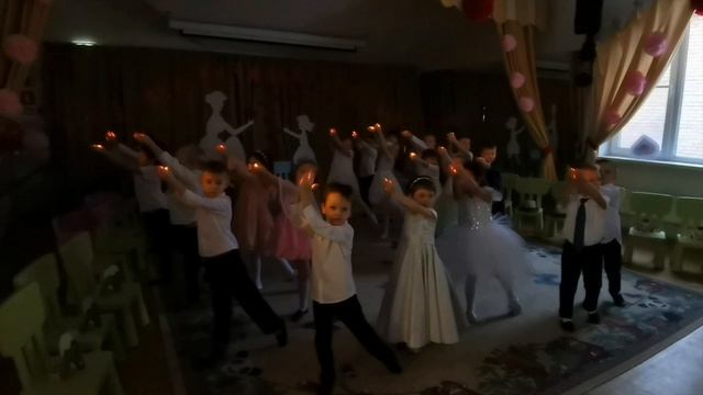 Трогательный вход на день мамы со свечками. Утренник в старшей группе
