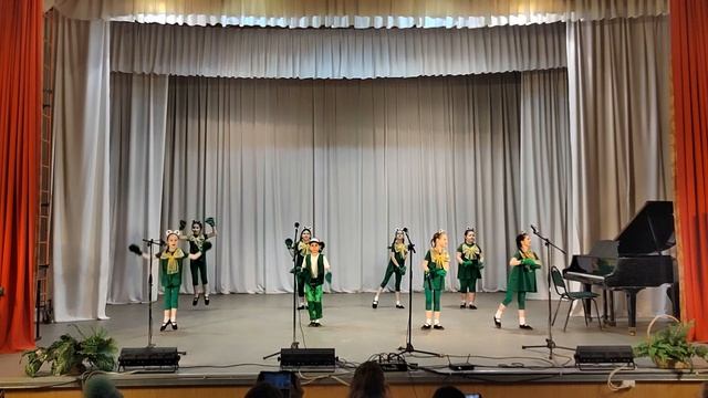 «Лягушачий хор», исп. учащиеся 1 кл. хор.-кого отд., преп. Пронина Ольга  Леонидовна