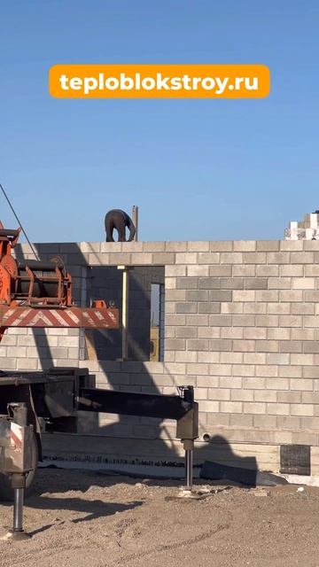 Монтируем плиты перекрытия между этажами