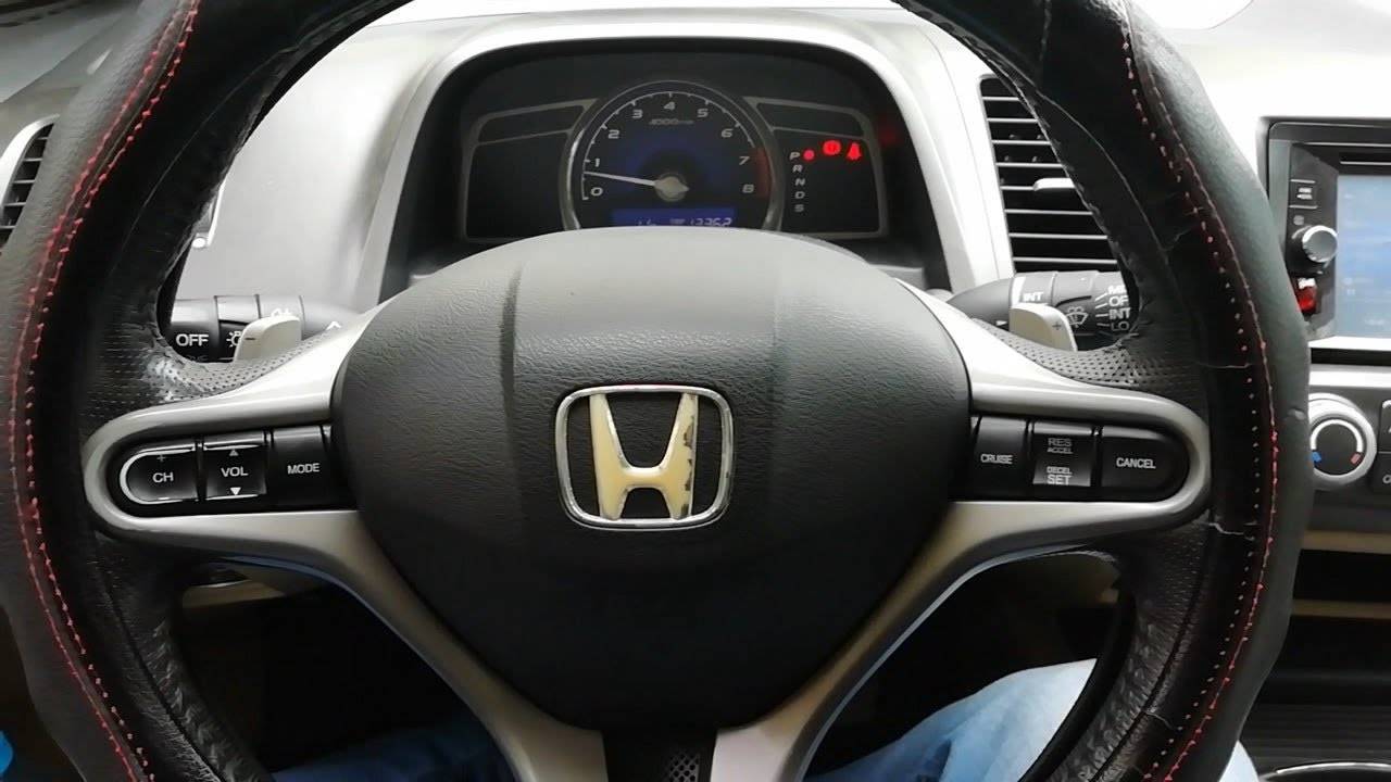 Honda Civic 4D. Замена эмблемы Honda на рулевом колесе.