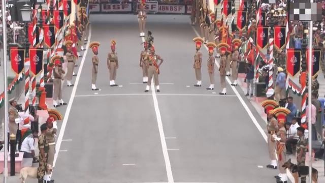 Смена караула на границе Индии и Пакистана