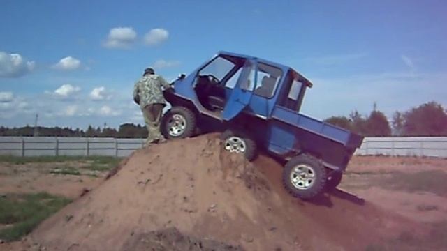 Когда застрял - придется поднапрячься и вытолкнуть суровый вездеход