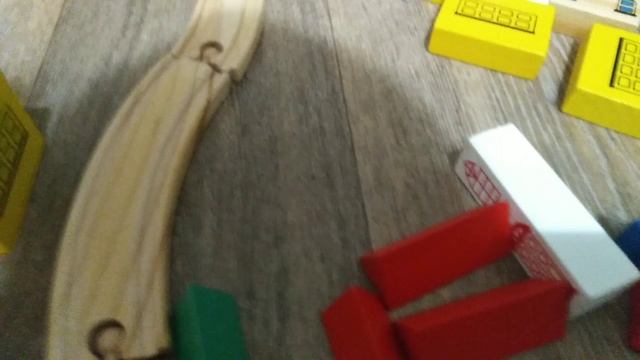 Строим домики для человечков😊 вблизи деревянной железной дороги.