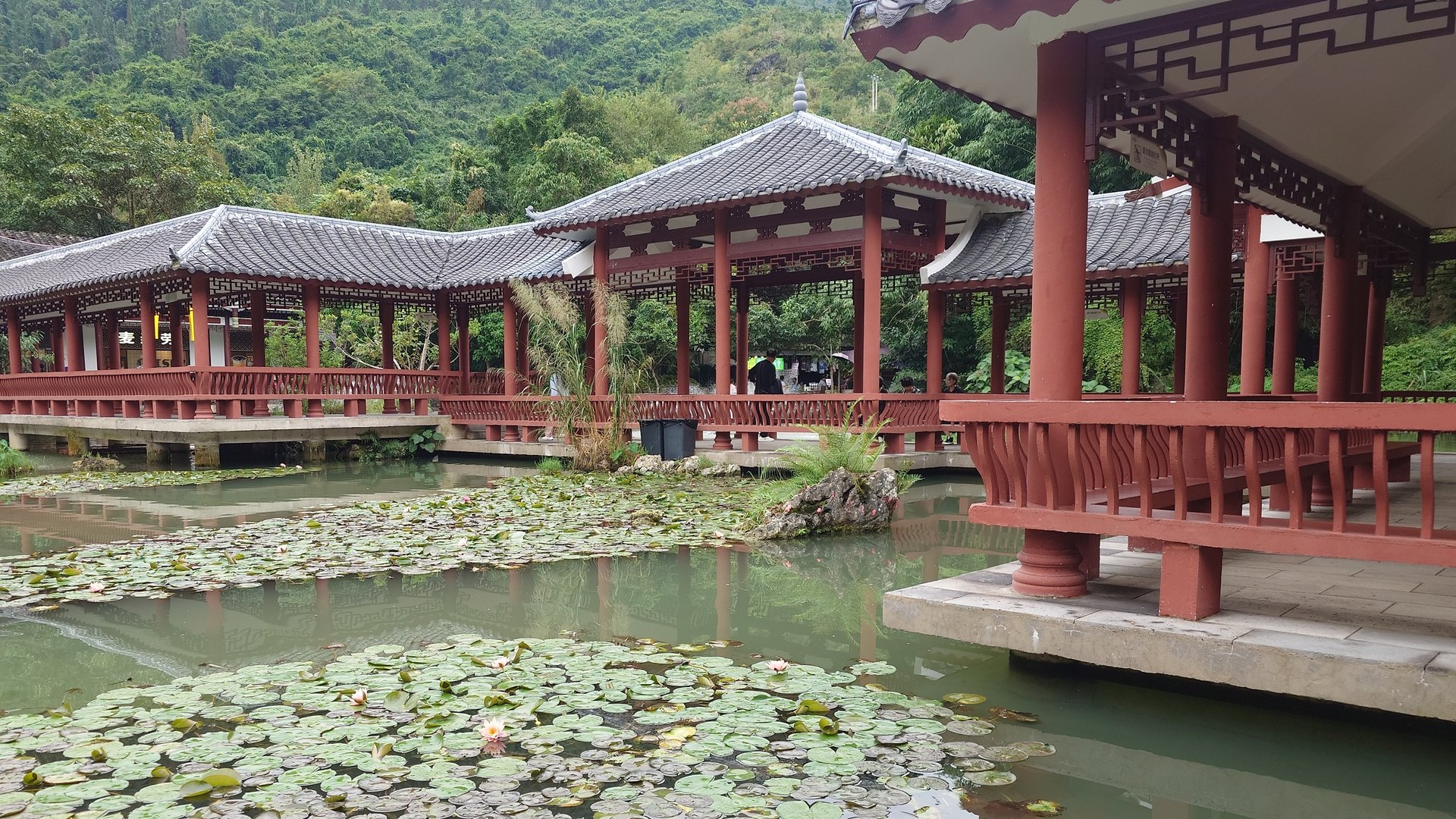 8. Скоростной поезд в Гуйян Обзор Звездный Мост Парк Тяньсин Цяо Китай октябрь 2025