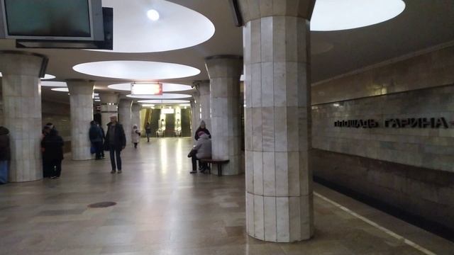 Сибирь. Новосибирск. Станция Площадь Гарина-Михайловского - интерьер, пассажиры   Фрагмент 2