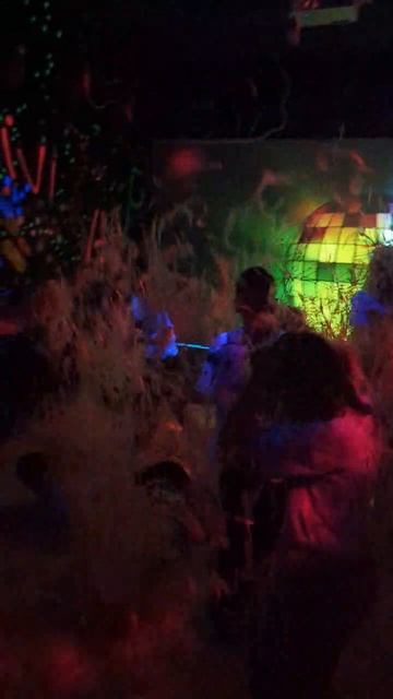 Закидали неонкой!)