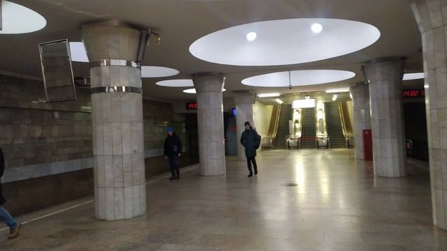 Сибирь. Новосибирск. Станция Площадь Гарина-Михайловского - интерьер, пассажиры  Фрагмент 3